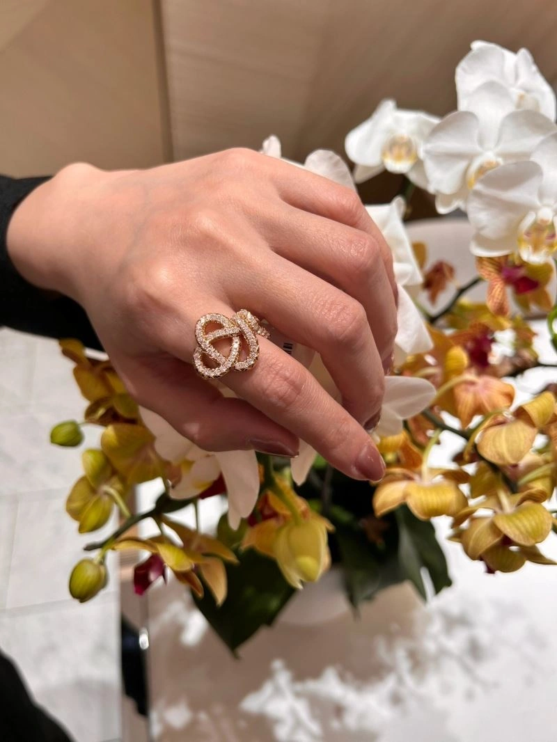 Indistinguishable Tiffany Rings