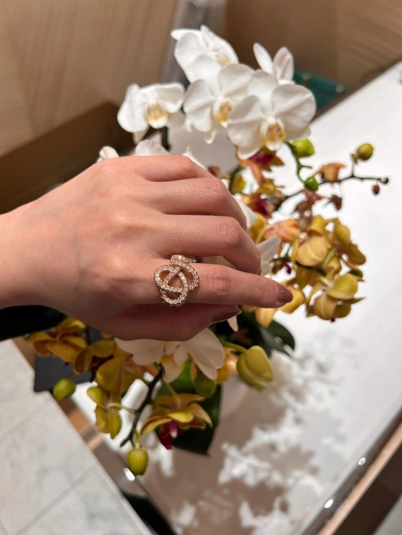 Indistinguishable Tiffany Rings