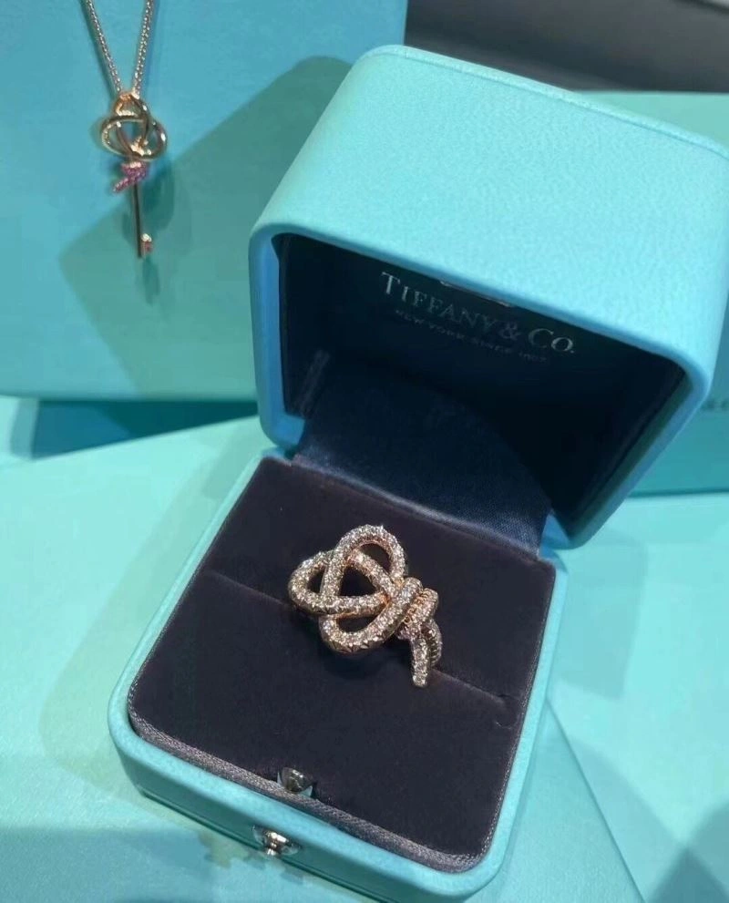 Indistinguishable Tiffany Rings