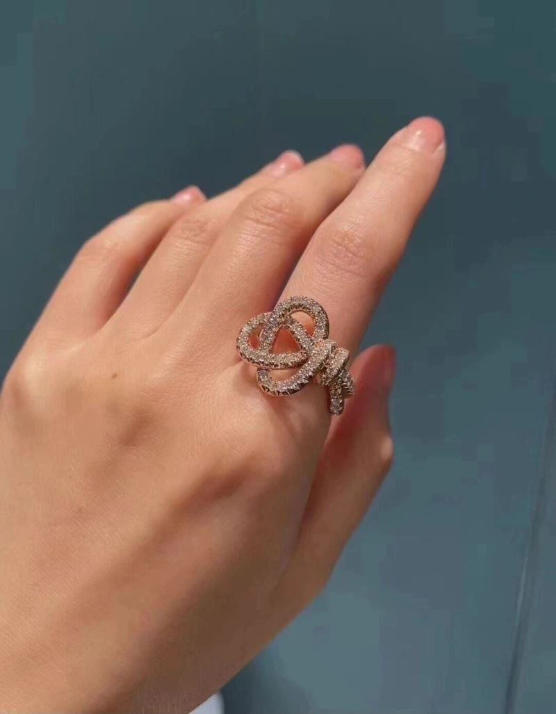 Indistinguishable Tiffany Rings