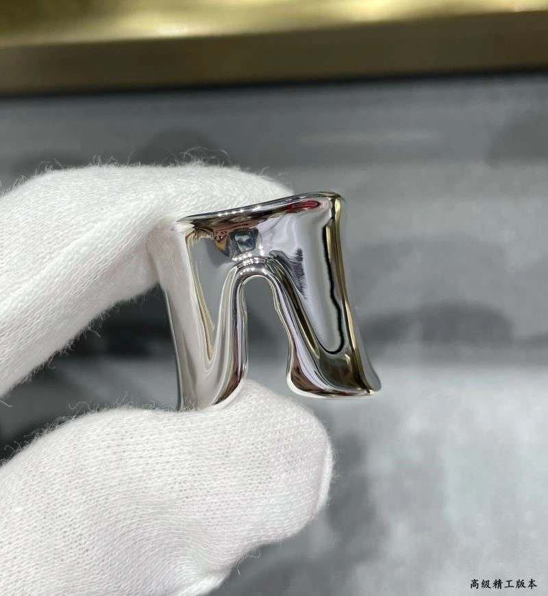 Indistinguishable Tiffany Rings