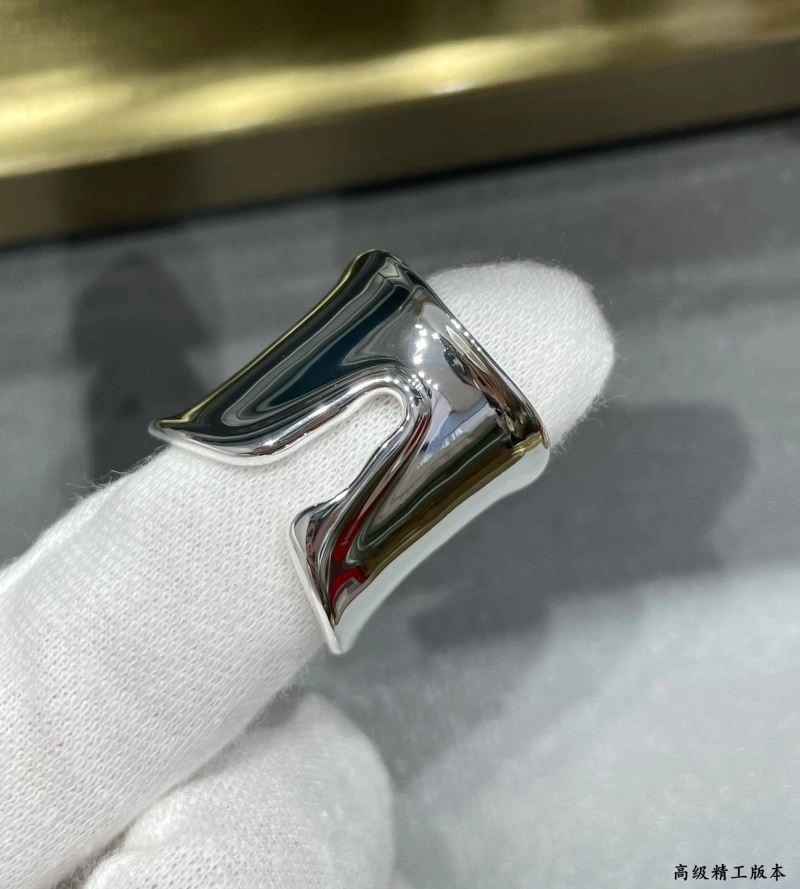 Indistinguishable Tiffany Rings