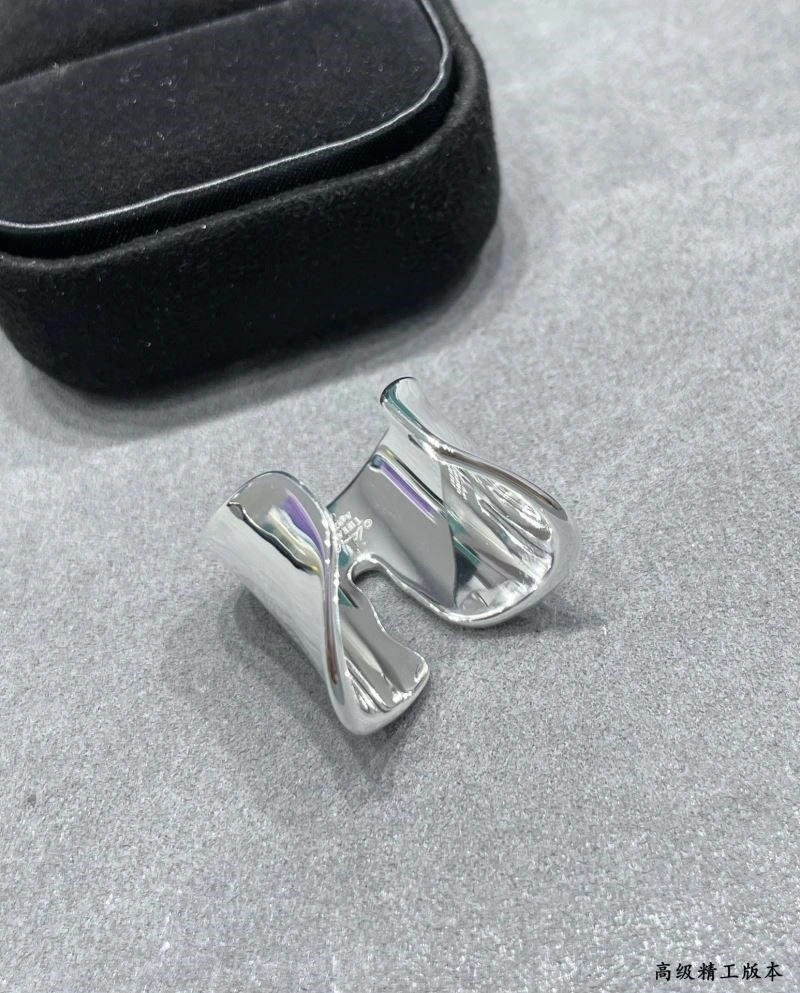 Indistinguishable Tiffany Rings