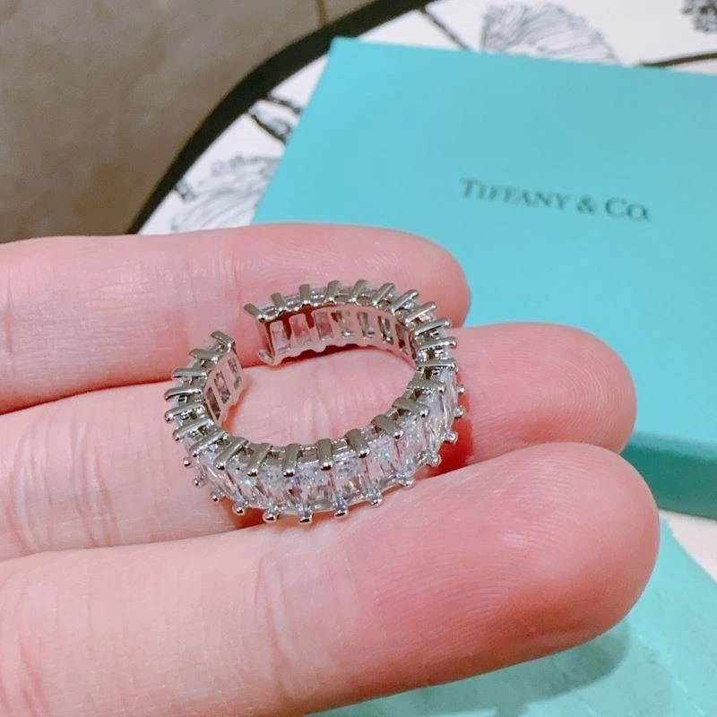 Indistinguishable Tiffany Rings