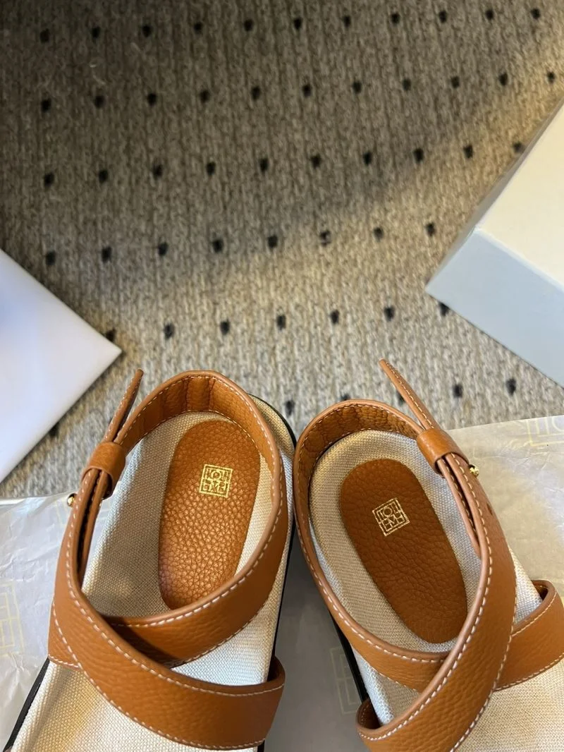 Accurate model Toteme Sandals