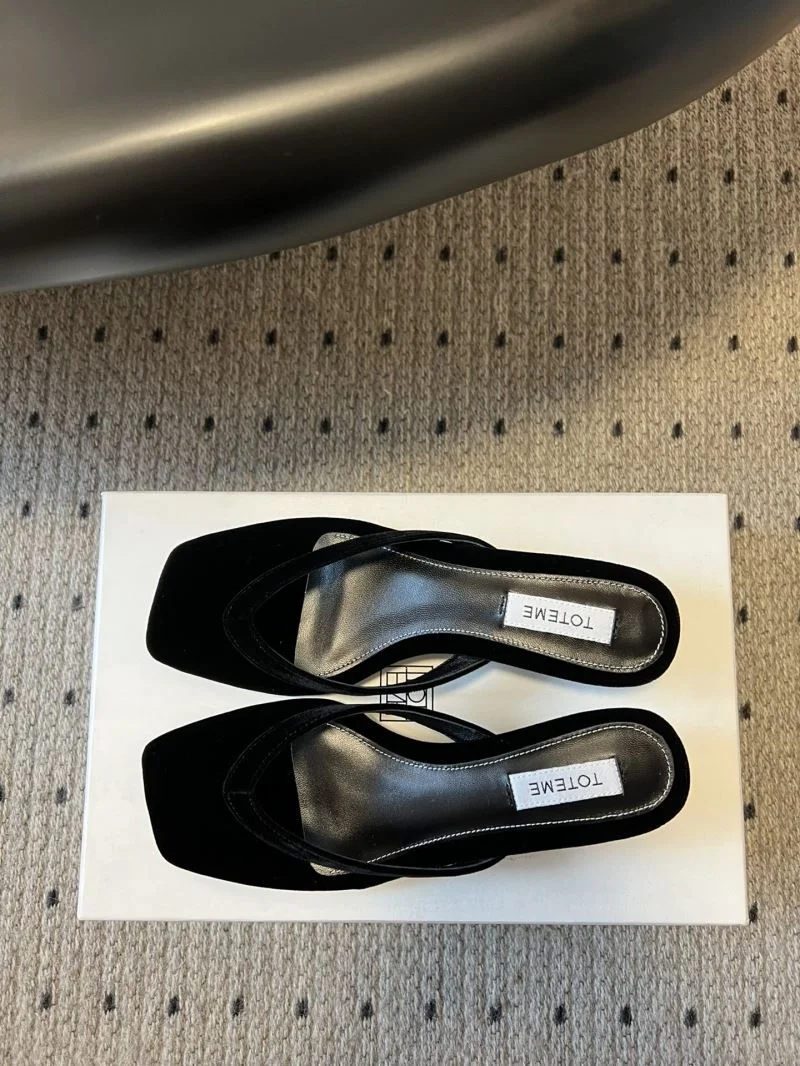 Top match Toteme Sandals