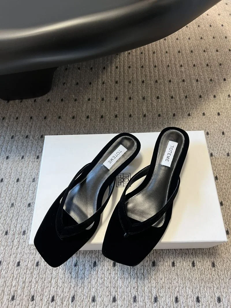 Top match Toteme Sandals