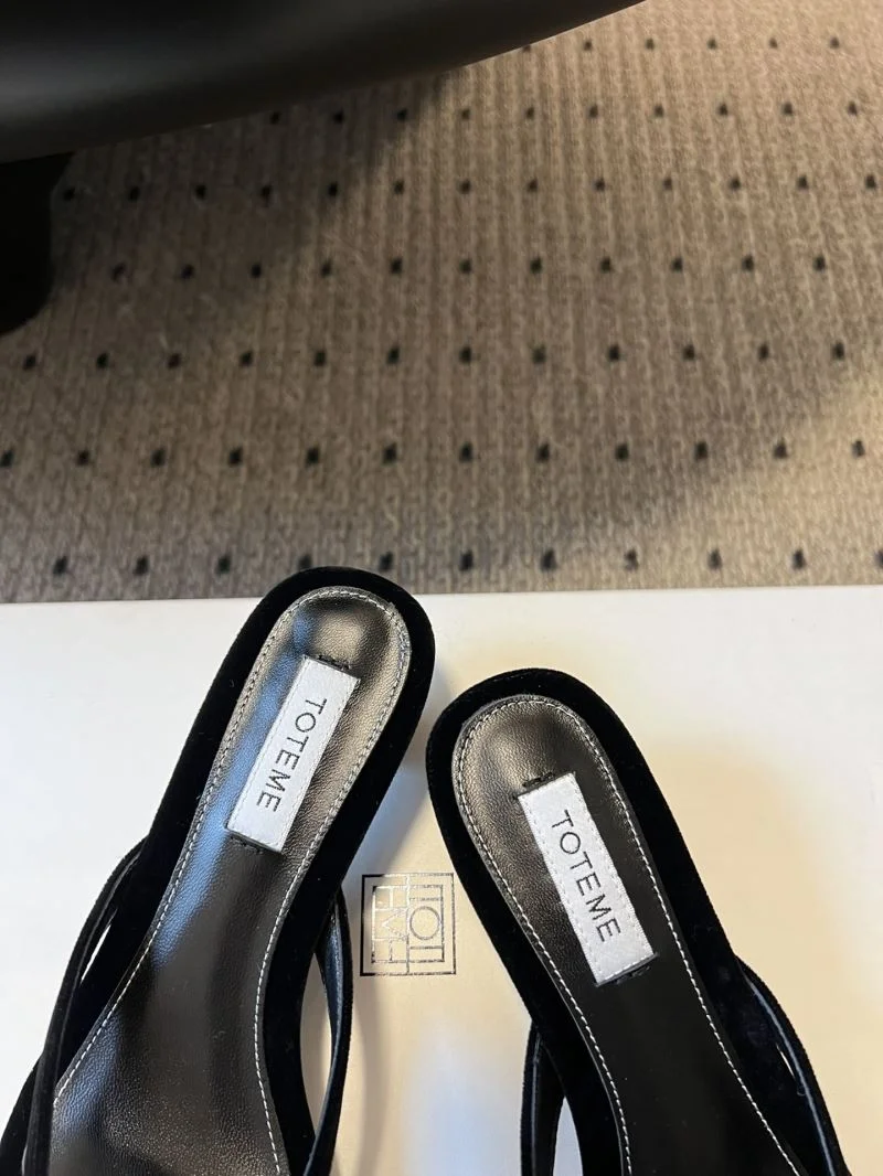 Top match Toteme Sandals