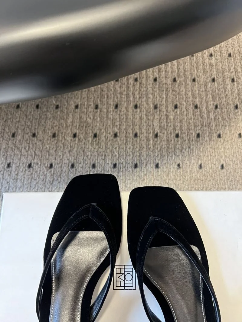 Top match Toteme Sandals