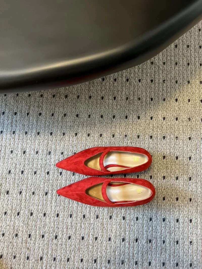 Accurate model Toteme Shoes
