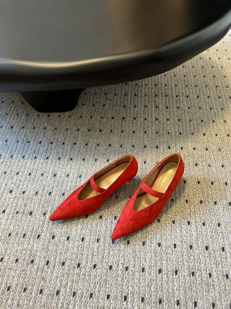 Accurate model Toteme Shoes