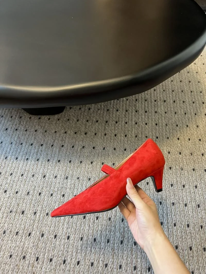 Accurate model Toteme Shoes