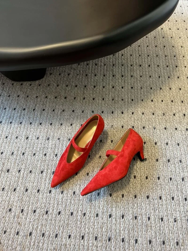 Accurate model Toteme Shoes