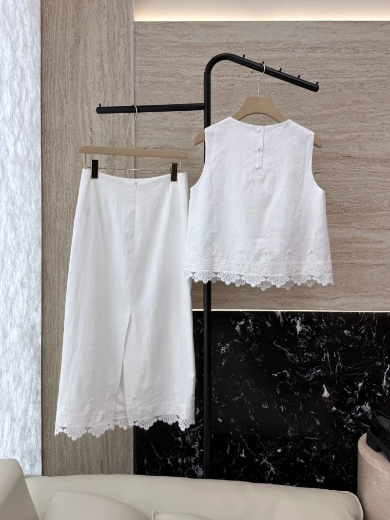 Indistinguishable Unclassified Brand Dress Suits