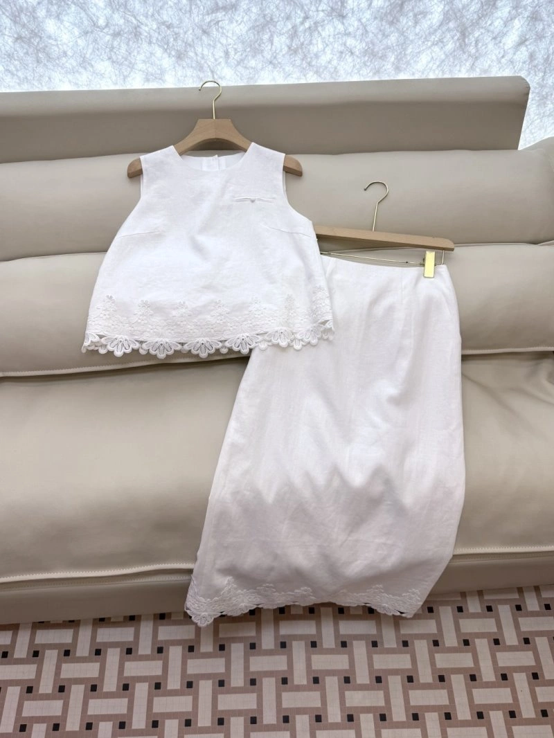 Indistinguishable Unclassified Brand Dress Suits