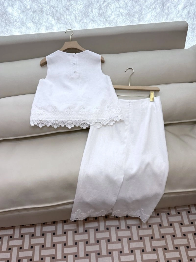 Indistinguishable Unclassified Brand Dress Suits