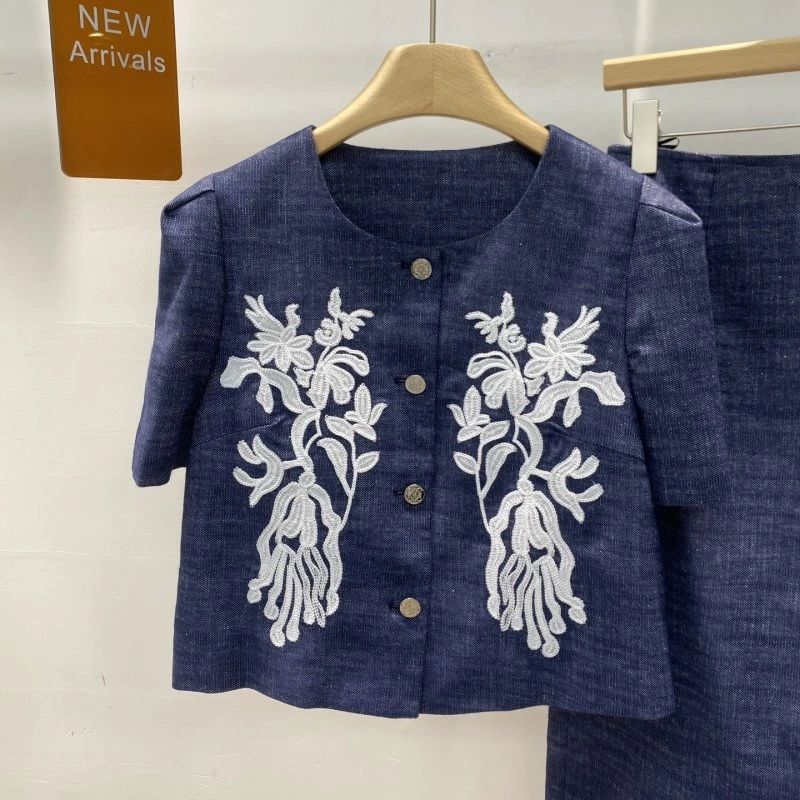 Indistinguishable Unclassified Brand Dress Suits