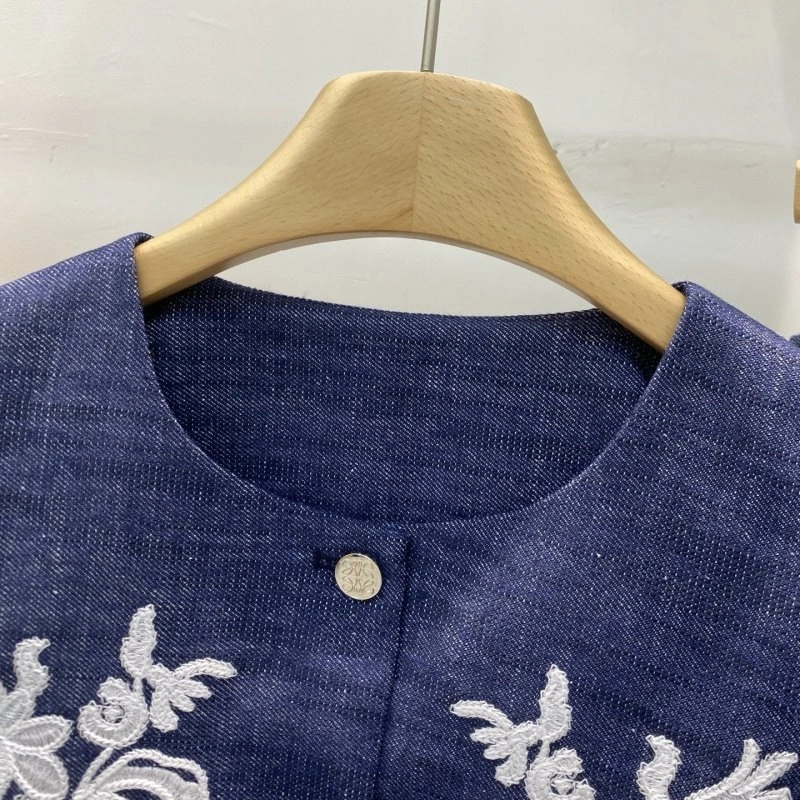 Indistinguishable Unclassified Brand Dress Suits