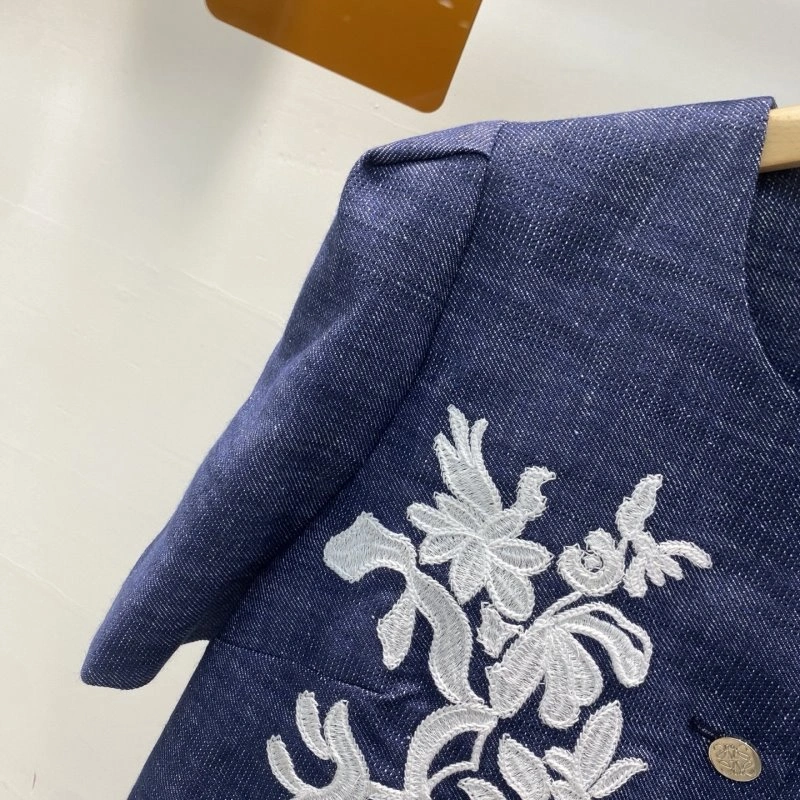 Indistinguishable Unclassified Brand Dress Suits