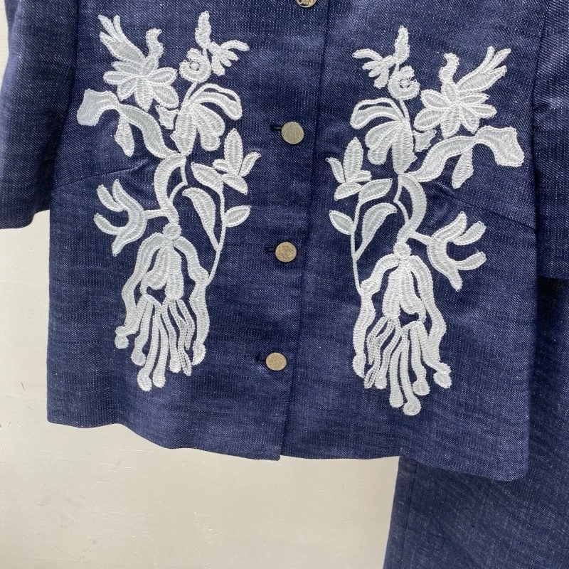 Indistinguishable Unclassified Brand Dress Suits