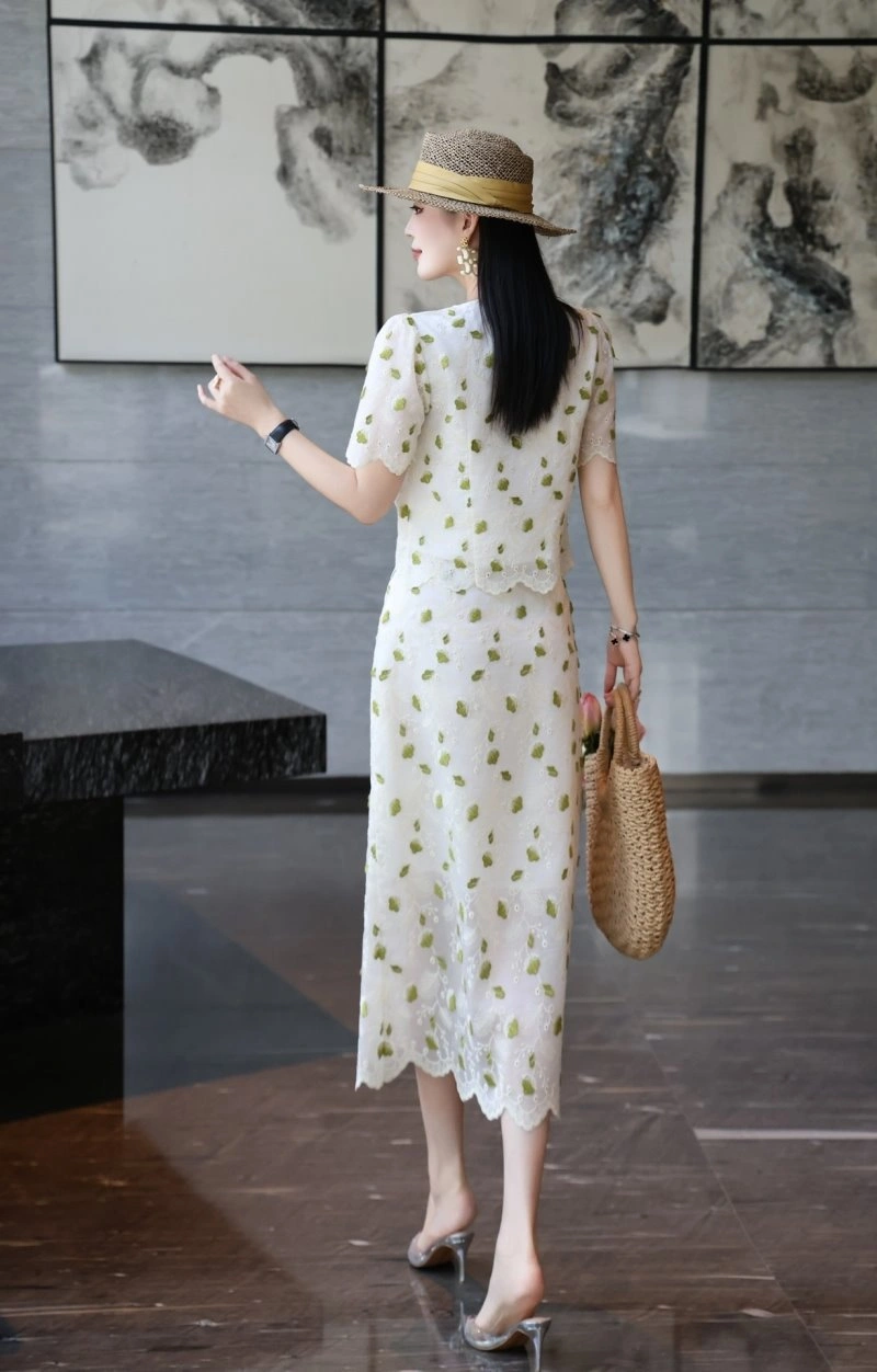 Indistinguishable Unclassified Brand Dress Suits