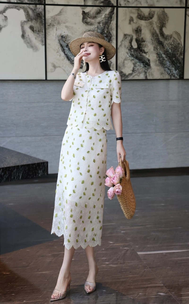 Indistinguishable Unclassified Brand Dress Suits