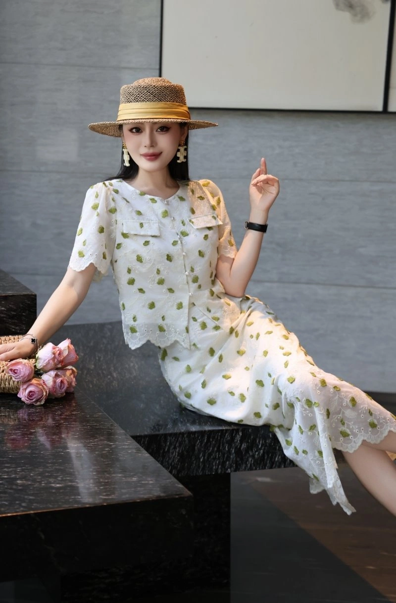Indistinguishable Unclassified Brand Dress Suits