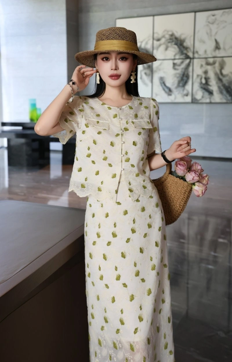 Indistinguishable Unclassified Brand Dress Suits