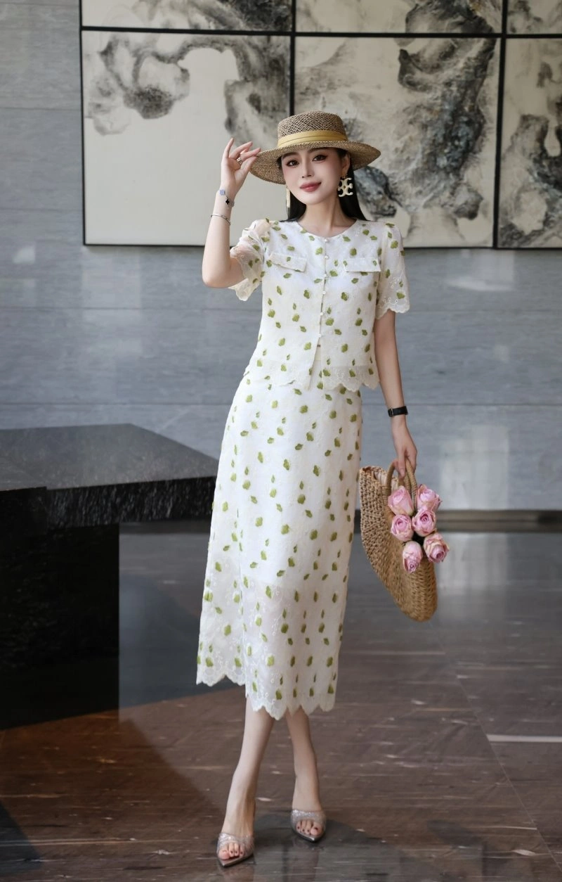 Indistinguishable Unclassified Brand Dress Suits