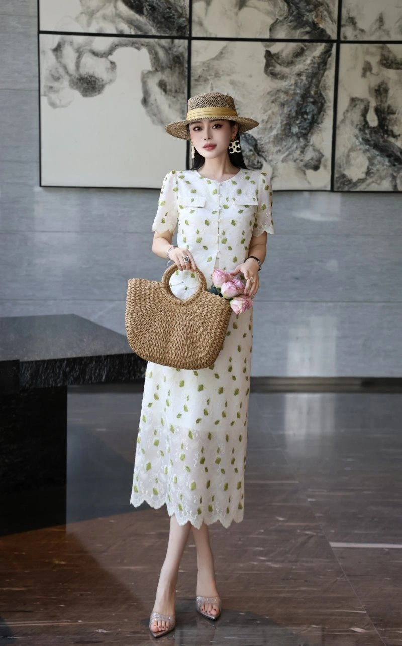 Indistinguishable Unclassified Brand Dress Suits