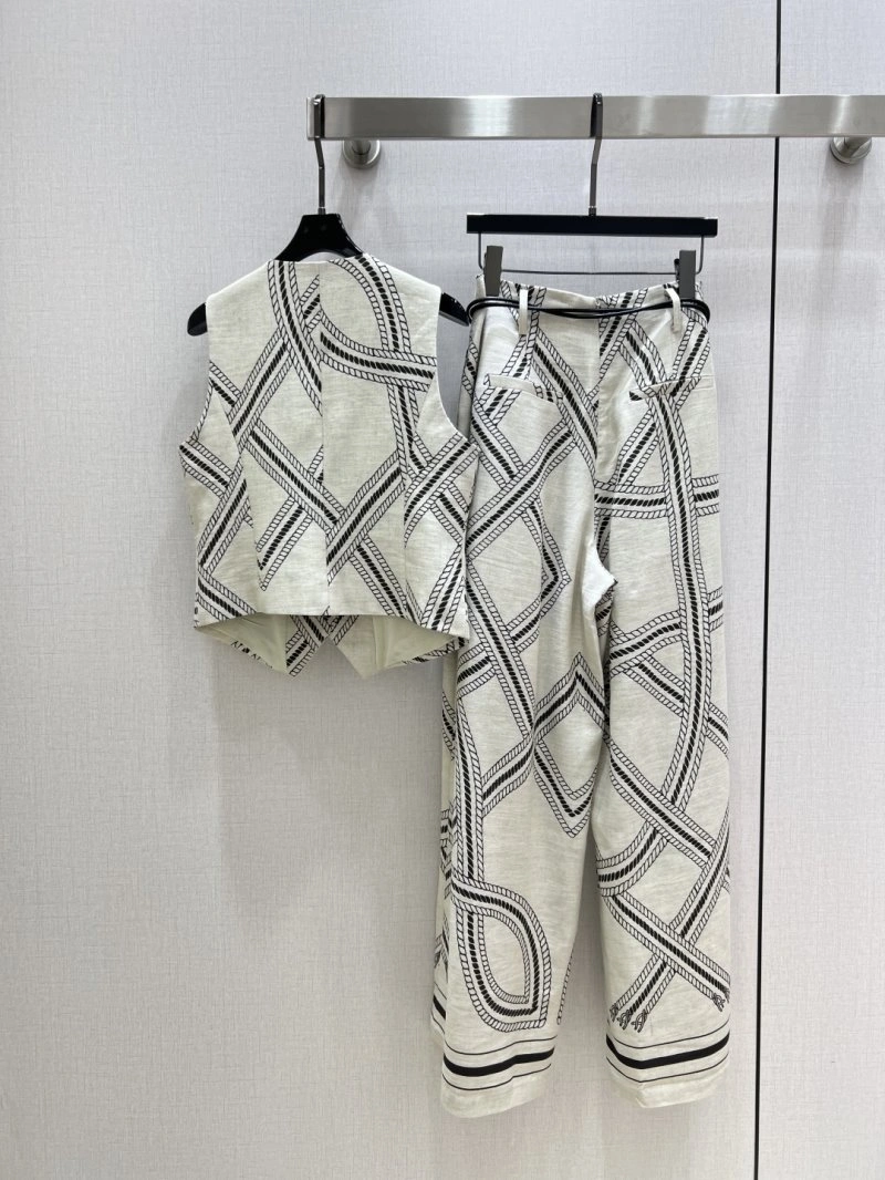 Bargain Unclassified Brand Long Suits