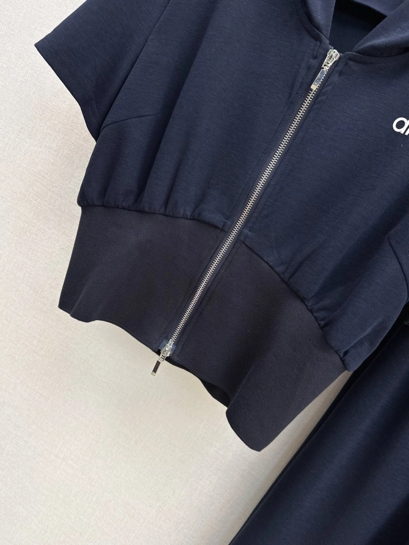 Discounted Unclassified Brand Long Suits