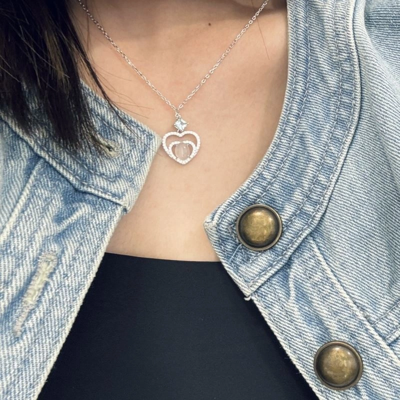 Indistinguishable Unclassified Brand Necklaces