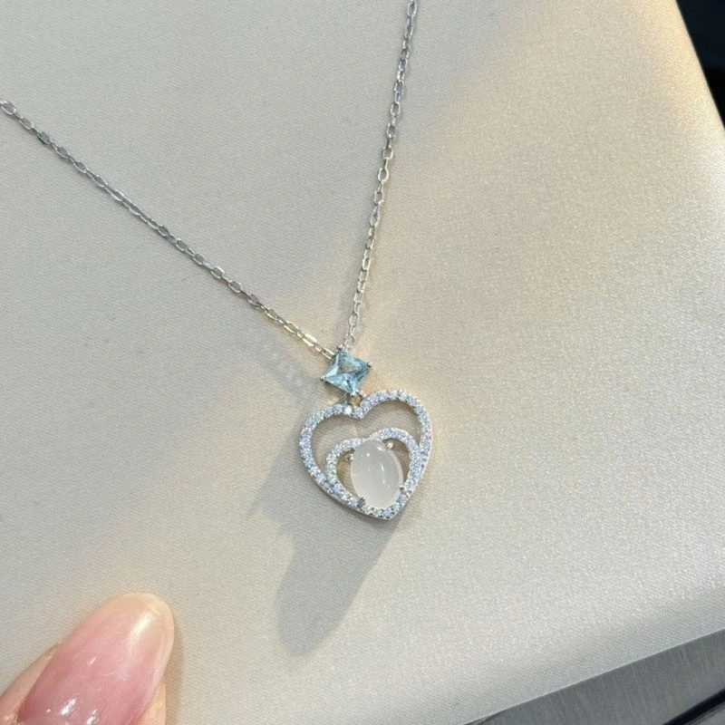 Indistinguishable Unclassified Brand Necklaces