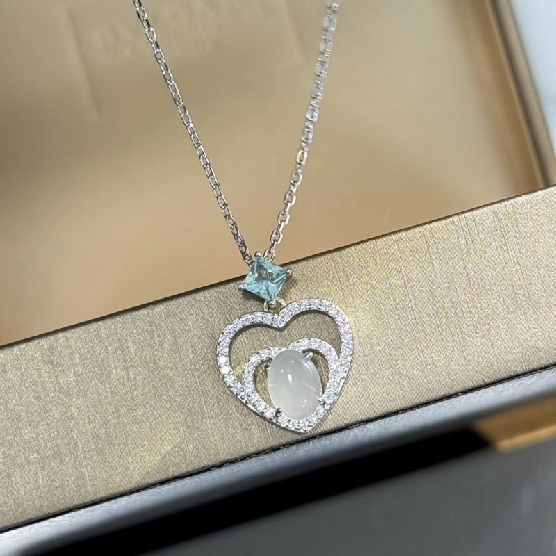 Indistinguishable Unclassified Brand Necklaces