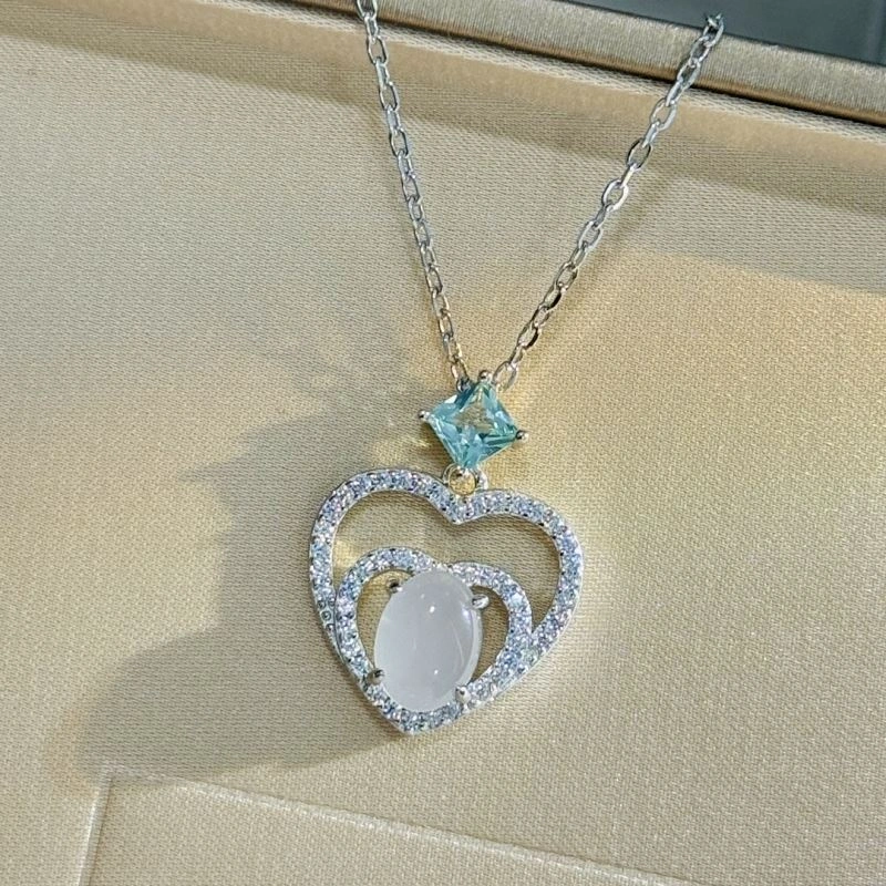 Indistinguishable Unclassified Brand Necklaces