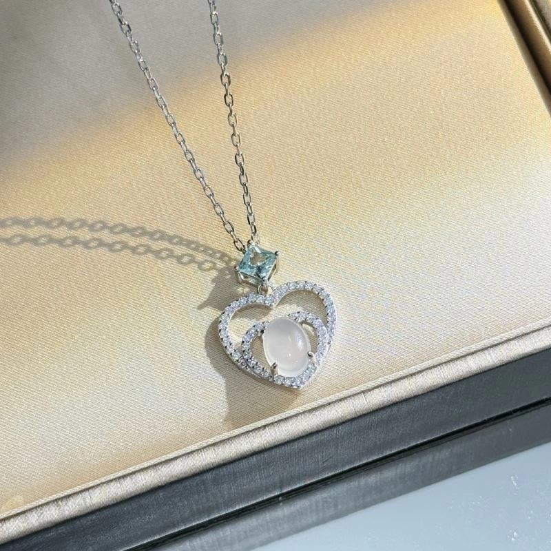 Indistinguishable Unclassified Brand Necklaces