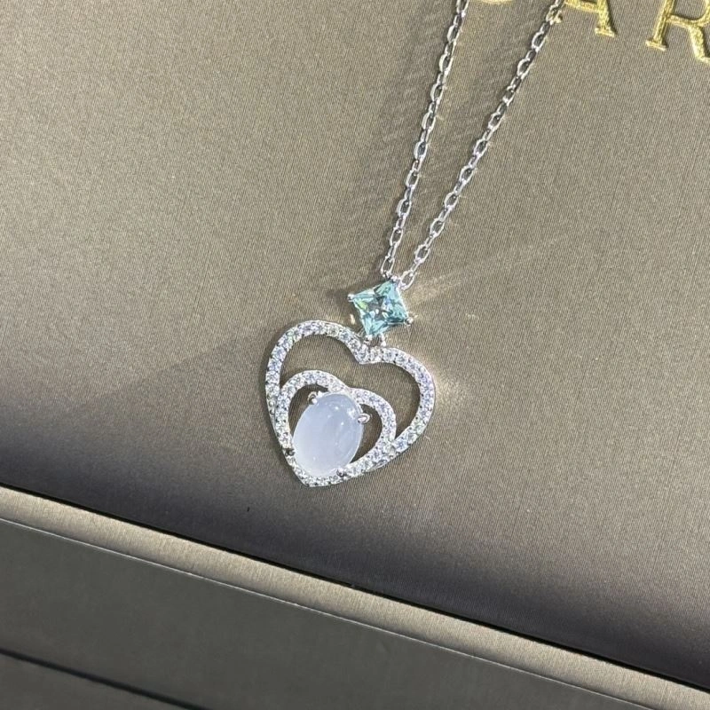 Indistinguishable Unclassified Brand Necklaces