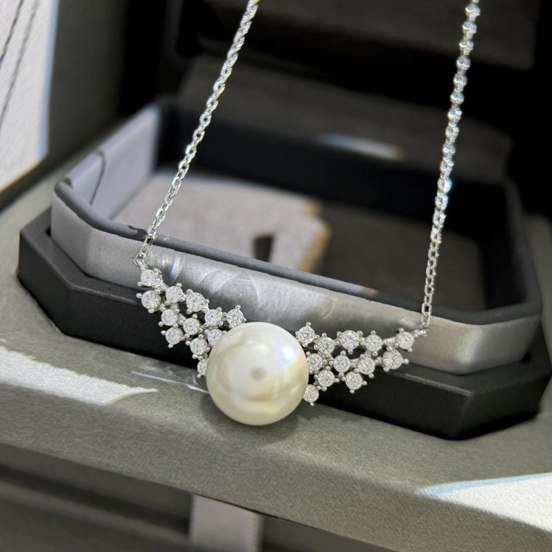 Accurate model Unclassified Brand Necklaces