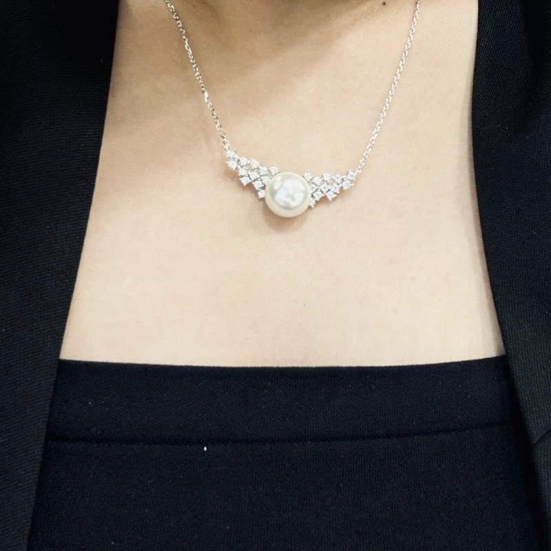 Accurate model Unclassified Brand Necklaces
