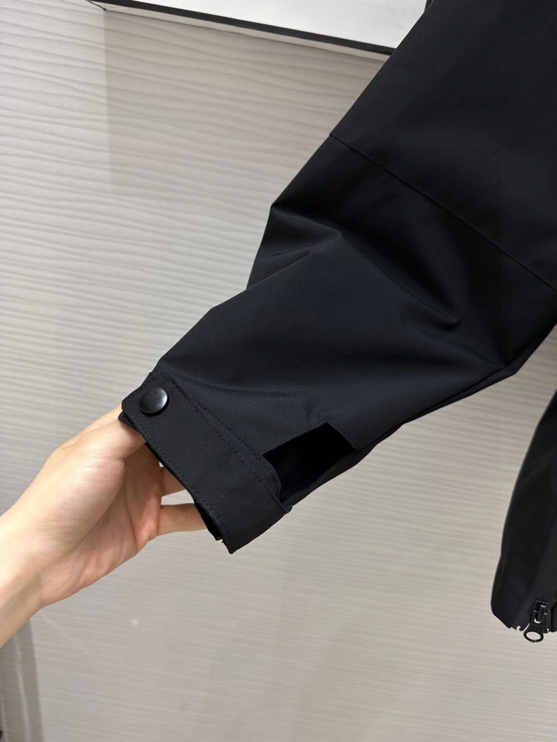 Indistinguishable Unclassified Brand Outwear