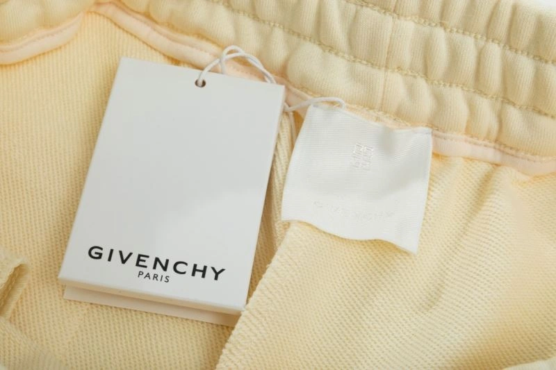 Indistinguishable Unclassified Brand Short Pants