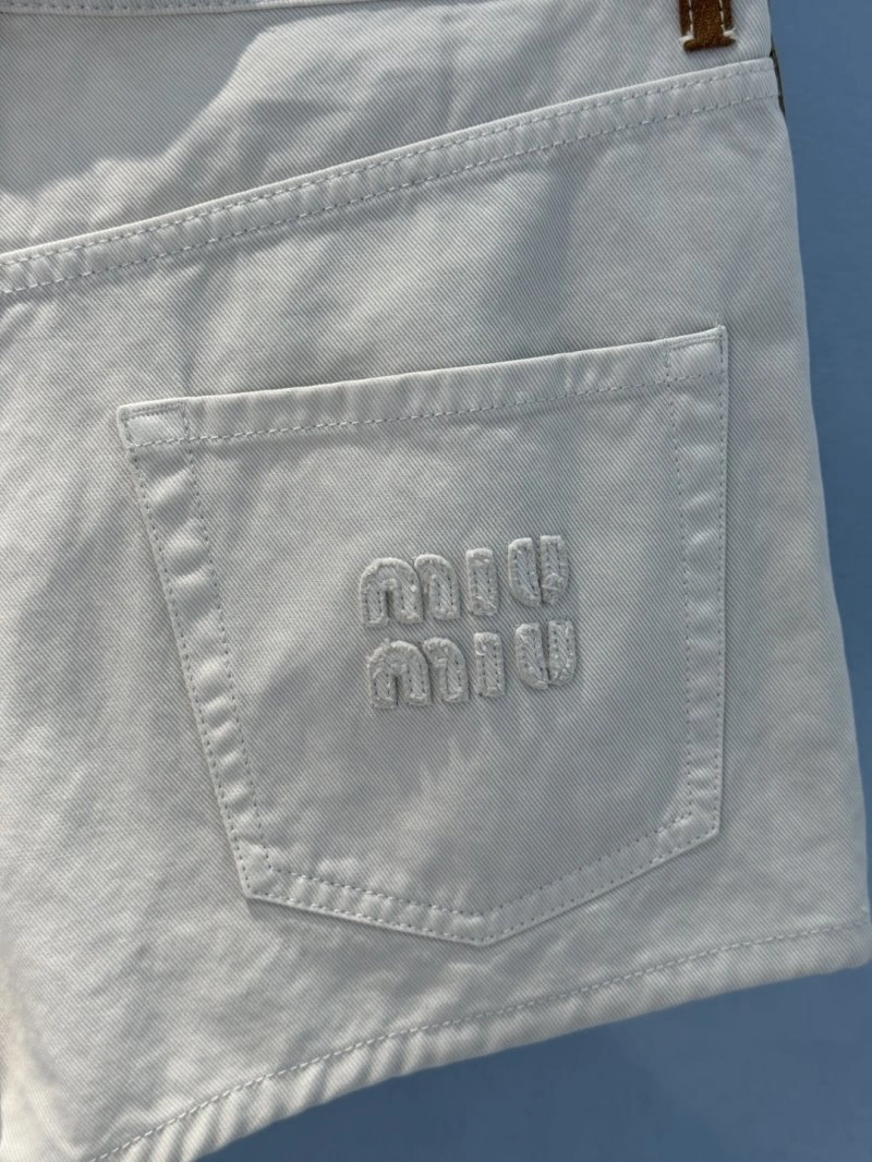 Accurate model Unclassified Brand Short Pants