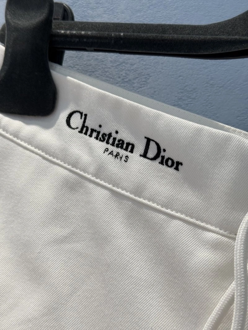 Indistinguishable Unclassified Brand Short Pants