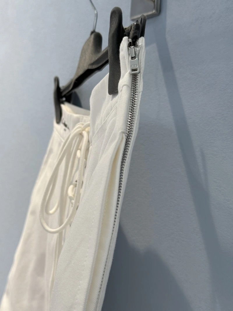 Indistinguishable Unclassified Brand Short Pants