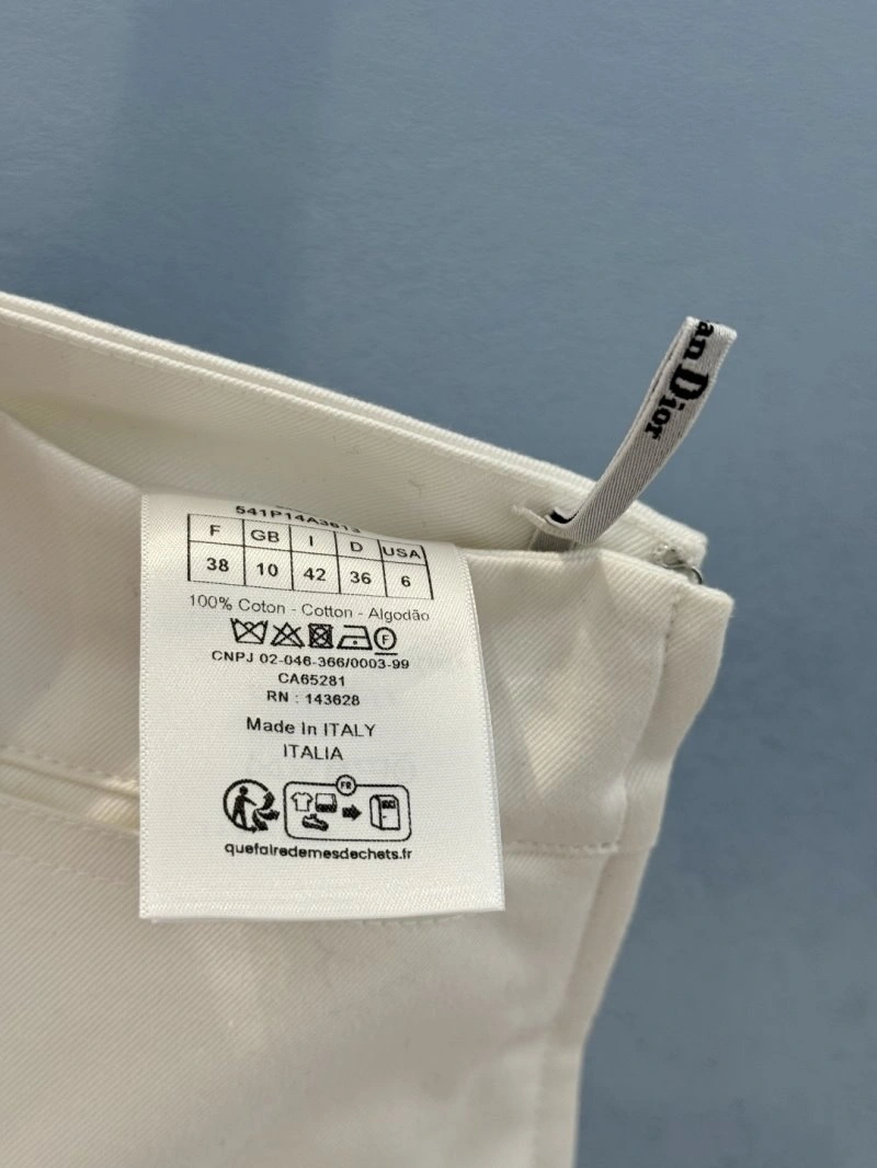 Indistinguishable Unclassified Brand Short Pants