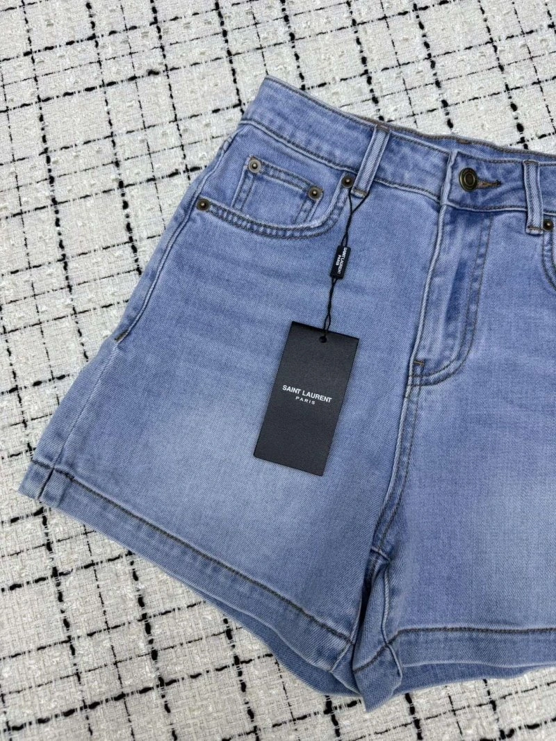 Indistinguishable Unclassified Brand Short Pants