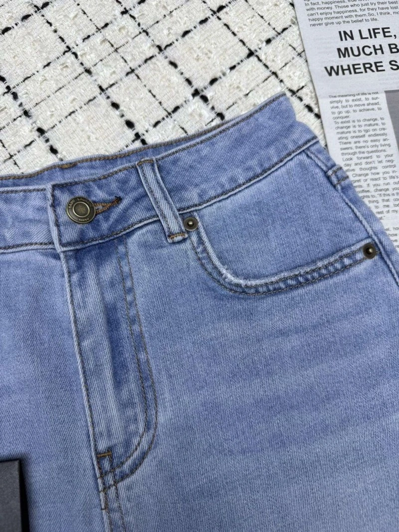 Indistinguishable Unclassified Brand Short Pants