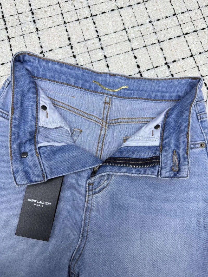 Indistinguishable Unclassified Brand Short Pants