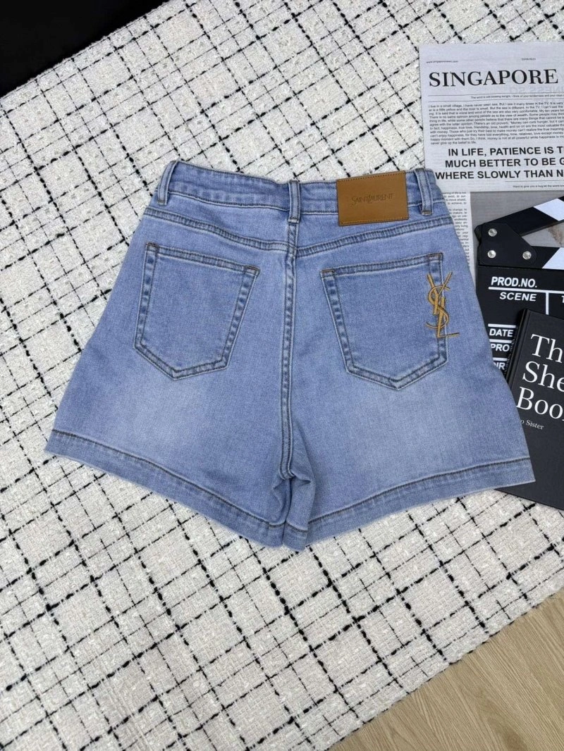 Indistinguishable Unclassified Brand Short Pants